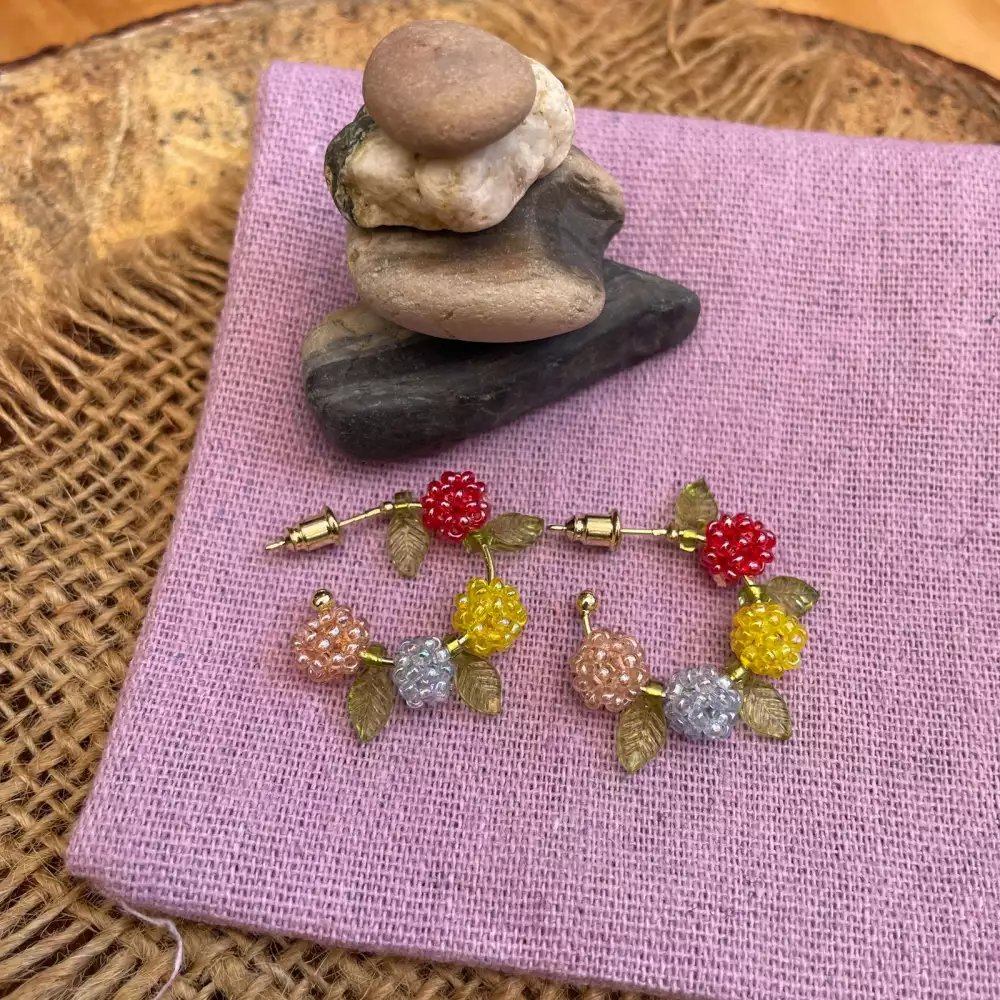 ARETES DE ARO FLORES - La Plaza Morada