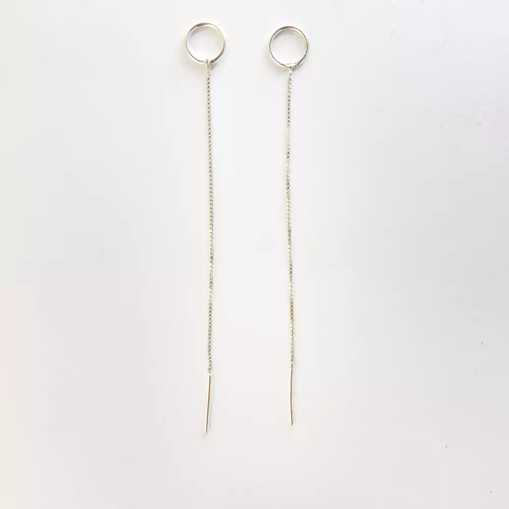 Aretes en plata con cadena y pin círculo - La Plaza Morada