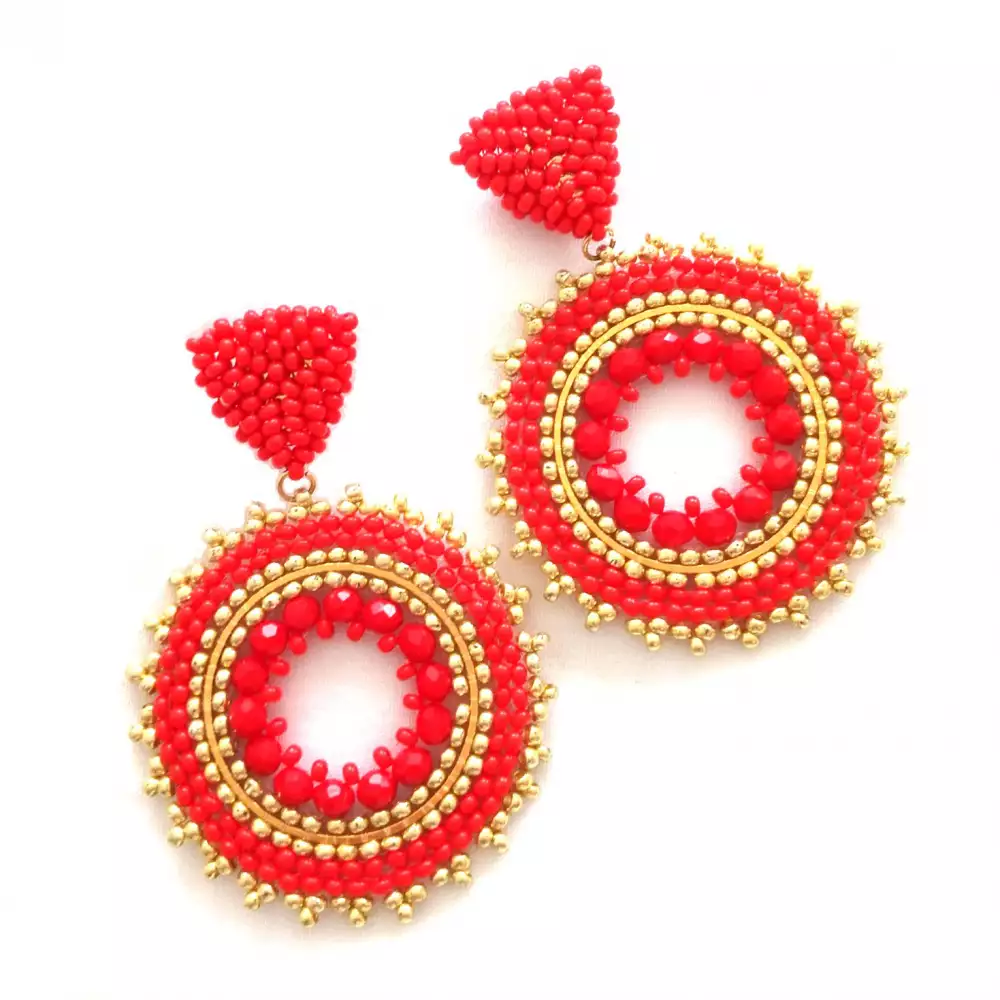 ARETES REDONDOS EN MOSTACILLA ROJOS Y DORADOS - La Plaza Morada