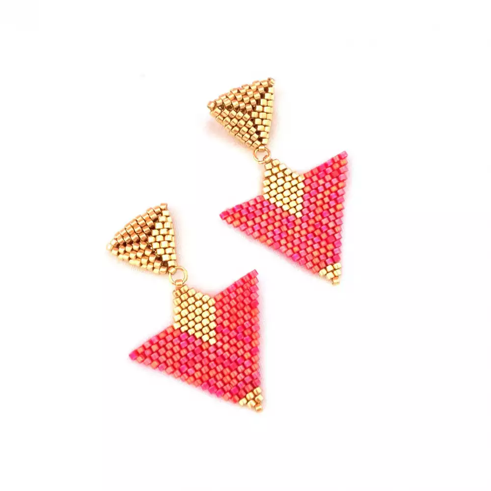 ARETES TRIANGULARES EN MIYUKI COLOR ROJO CARAMELO Y DORADO - La Plaza ...