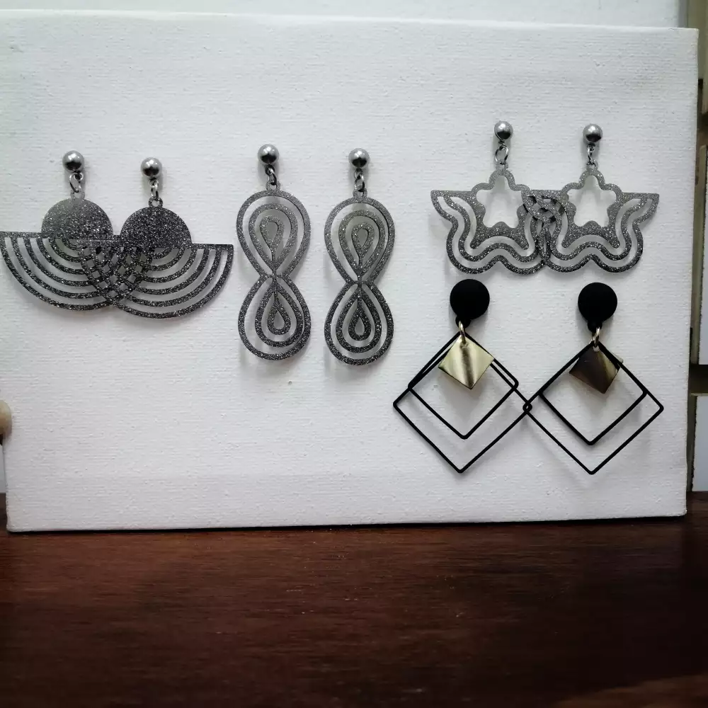 Aretes Unisex - Diseños Modernos para Todos los Estilos - La Plaza Morada