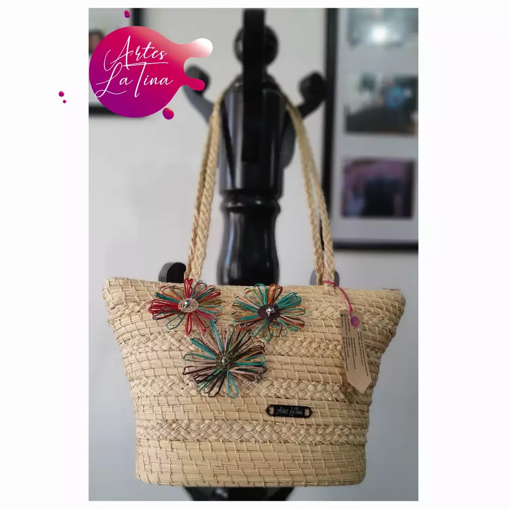 BOLSO PLAYERO DAMA TEJIDO EN PALMA DE IRACA NATURAL CON CIERRE Y FLORES - La Plaza Morada