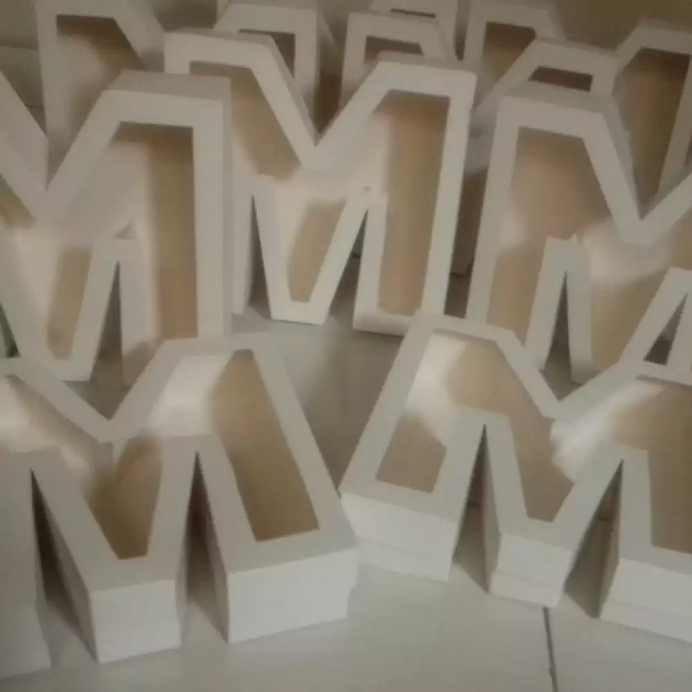 Caja con forma de letra M - La Plaza Morada
