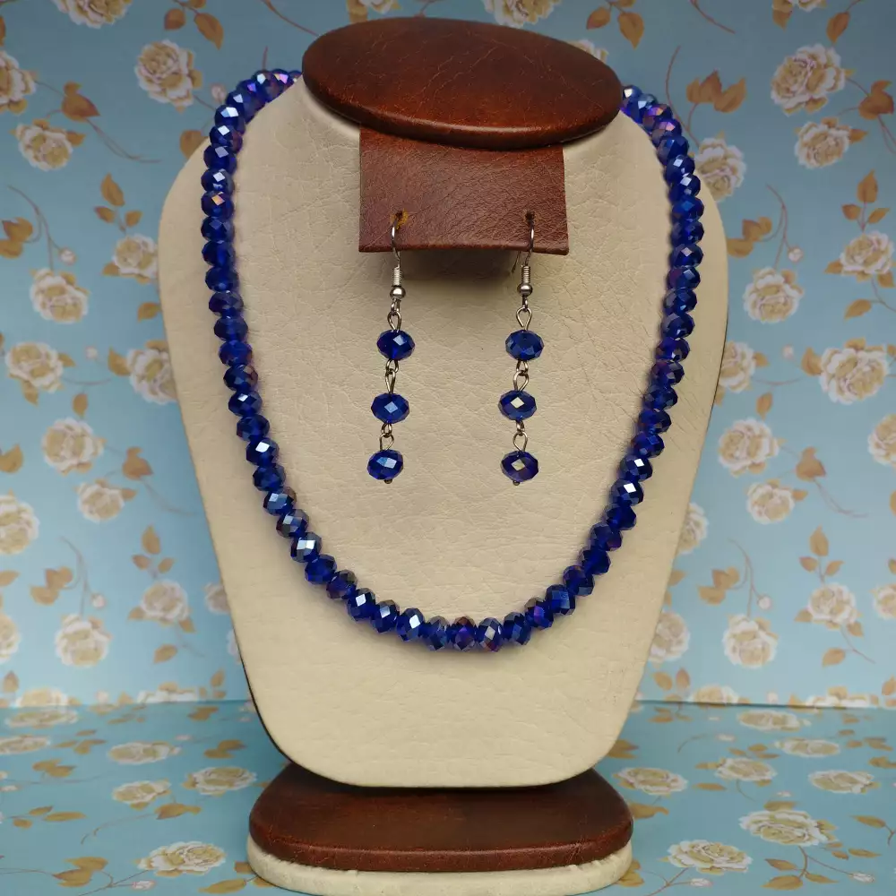 J162. SET DE COLLAR, ARETES EN MURANO AZUL. - La Plaza Morada