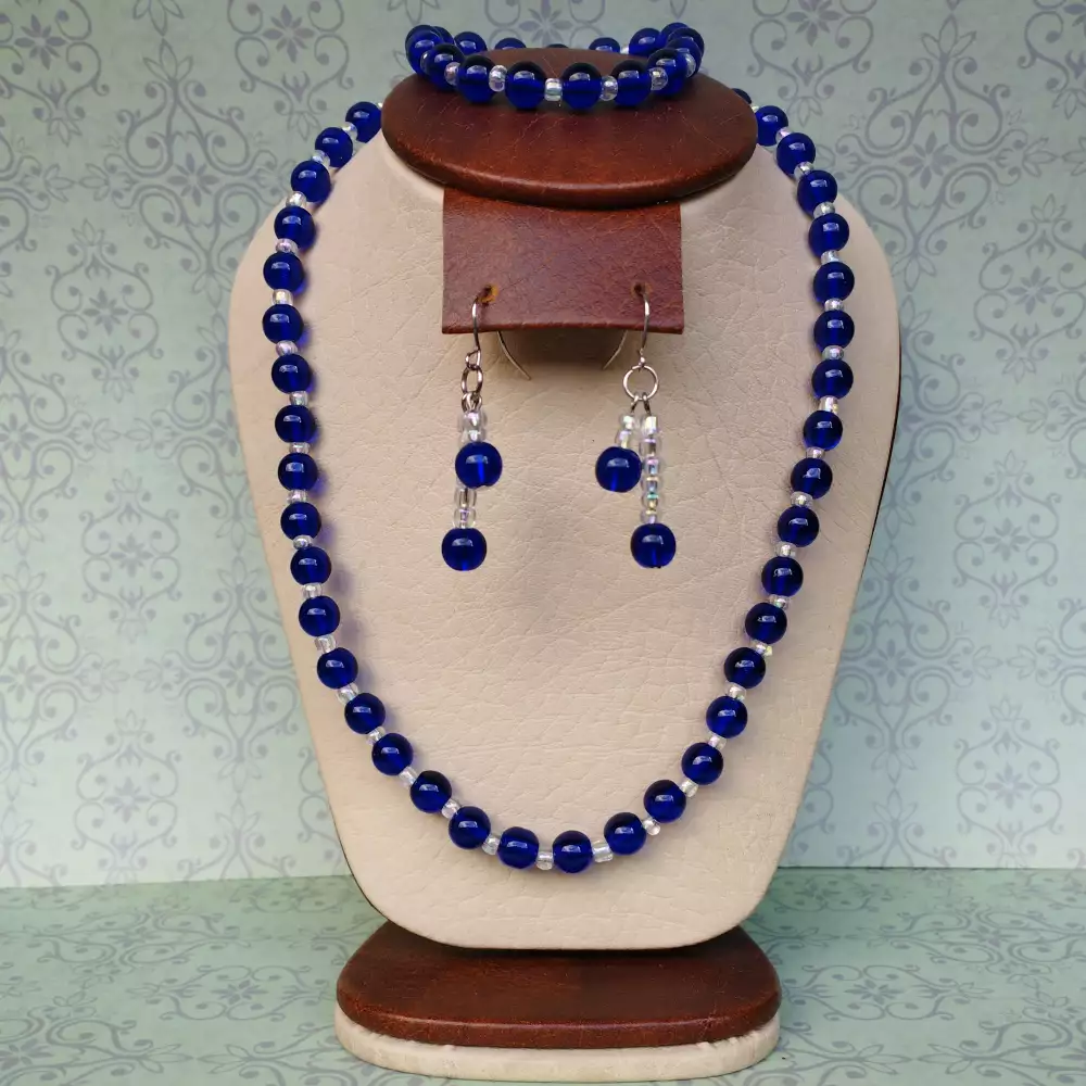 J265. COLLAR, ARETES Y PULSERA EN OJO DE GATO AZUL REY - La Plaza Morada