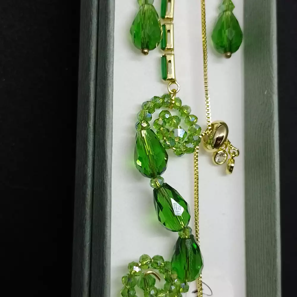 JUEGO PULERA Y ARETES POSTE VERDE - La Plaza Morada