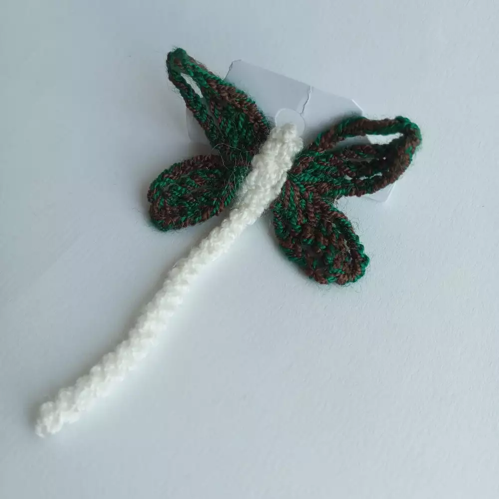 Prendedor Libélula tejido a crochet - La Plaza Morada