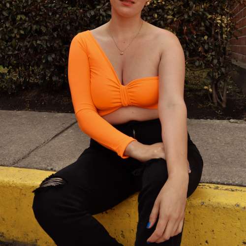 Crop top asimetrico - La Plaza Morada