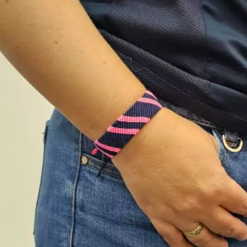 Manilla tejida en Macrame FESTON AZULFUCSIA - La Plaza Morada