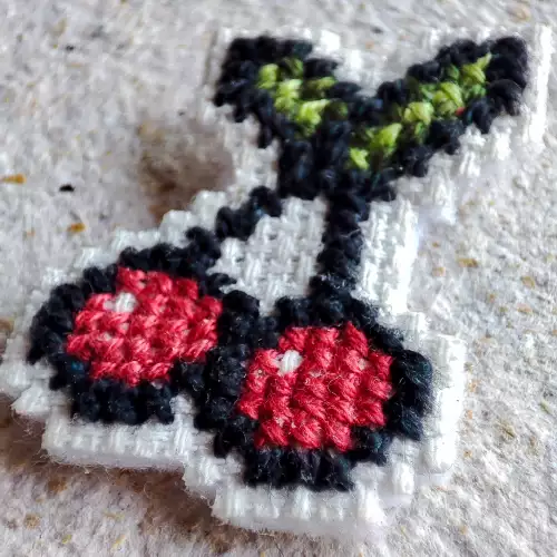 Pin Cerezas - La Plaza Morada