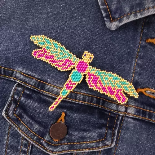 PRENDEDOR LIBELULA EN TONOS FUCSIA Y AGUAMARINA - La Plaza Morada